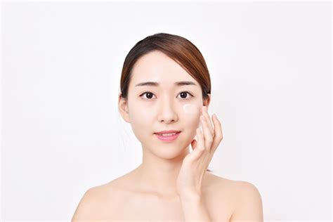 뷰티 스킨 케어입니다 화장품 얼굴 크림을 적용 하는 아름 다운 여자 여성에 대한 스톡 사진 및 기타 이미지 여성 여자