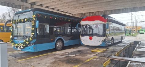 Градският транспорт във Враца е в коледна премяна снимки