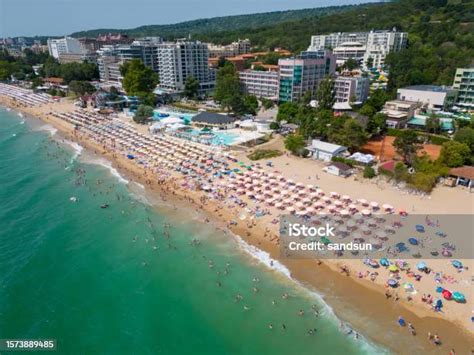 여름 시즌 동안 불가리아의 골든 샌드 리조트의 조감도 다양한 호텔 수영장 바다를 즐기는 사람들의 군중 경관에 대한 스톡 사진 및 기타 이미지 Istock