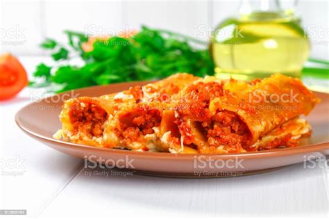 전통 이탈리아 파스타 Cannelloni입니다 구운된 관 파 르 마 치즈와 흰색 나무 테이블에 볘 샤 멜 소스와 다진된 고기와 함께 인형 소고기에 대한 스톡 사진 및 기타