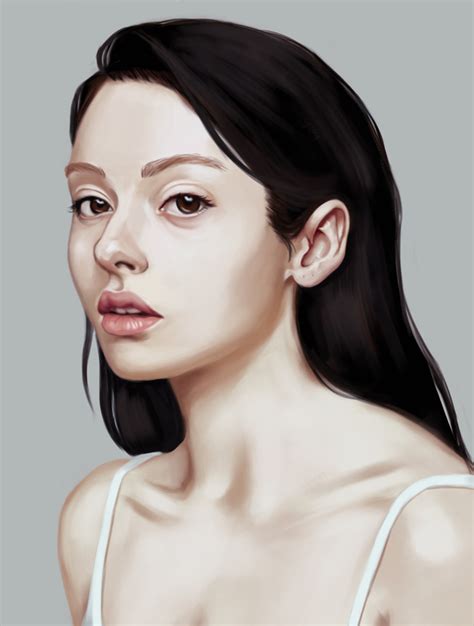 Фото Портрет красивой девушки с карими глазами и черными волосами