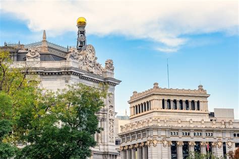 Los Techos De Los Edificios Neoclásicos En El Centro De La Capital Española Madrid Foto Premium