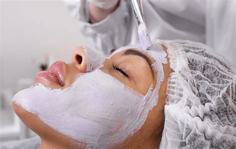 미용 술 미용사는 브러시로 흑인 여성의 얼굴에 클렌징 마스크를 바릅니다 20 24세에 대한 스톡 사진 및 기타 이미지 20 24세 건강 진단 건강관리와 의술 Istock