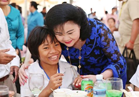 សម្តេចកិត្តិព្រឹទ្ធបណ្ឌិត ប៊ុន រ៉ានី ហ៊ុនសែន ប្រធានកាកបាទក្រហមកម្ពុជា អញ្ជើញជួបសំណេះសំណាល