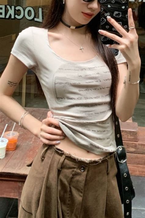 핑크프릴 베이지 프린팅 유넥 반팔 슬리밍 티셔츠