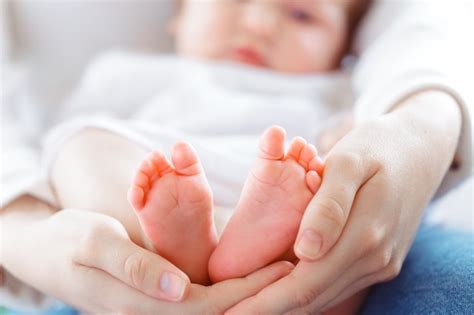 Madre Joven Y Bebé Recién Nacido En El Dormitorio Blanco Foto Premium