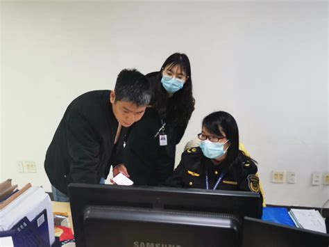 雷甸所联合镇食安办检查食品生产经营主体，督促食品生产经营企业落实食品安全主体责任
