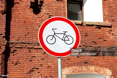 빨간색과 흰색 자전거 차선은 자전거 경로의 끝을 나타내는 표지판을 금지 큰 라운드 길가 교통 표지판 0명에 대한 스톡 사진 및 기타 이미지 Istock