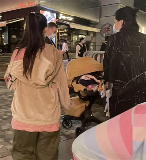 向佐郭碧婷遛娃互不理睬，女方斑禿穿著邋遢，小保姆年輕打扮清純 壹讀