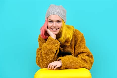 파란색 청록색 배경에 가방 모자 모피 코트를 입은 십대 여성 16 17 살에 대한 스톡 사진 및 기타 이미지 16 17 살 가방 겨울 Istock