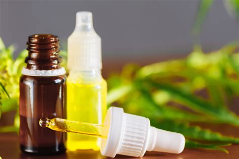 웰빙 대마 칸 나비 디올 대마초 배경에 Cbd 오일 의 병 프리미엄 마리화나 제품 추출 Cbd와 의료 대마초 복사 공간을 위한