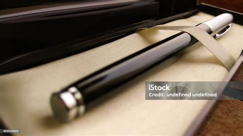 근접 촬영 자르기 세련 된 검은색과 은색 펜 나무 배경에서 세련 된 상자 3차원 형태에 대한 스톡 사진 및 기타 이미지 3차원 형태 검은색 금 금속 Istock