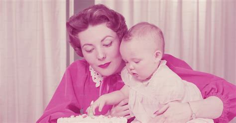 미국 1950년대경 생일 케이크를 들고 있는 어머니와 한 살짜리 여자 아기 사진 Unsplash의 케이크 이미지