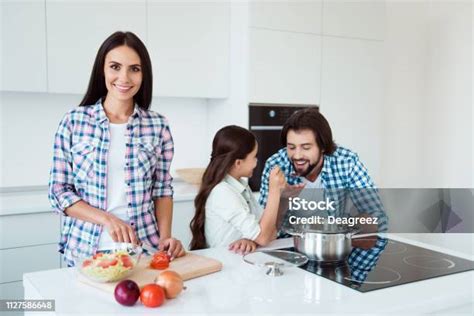 좋은 사랑 스러운 매력적인 명랑 한 명랑 한 친절 한 사람들이 엄마 아빠 나눠 아이 빛 흰색 인테리어 실내에서 맛 신선한 유용한