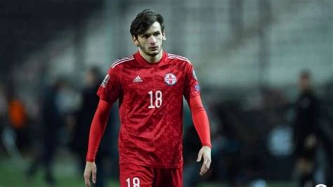 ბედნიერ დაბადების დღეს გისურვებ მიყვარხარ ხვიჩა კვარაცხელია რომანტიკულ კადრებს აქვეყნებს და