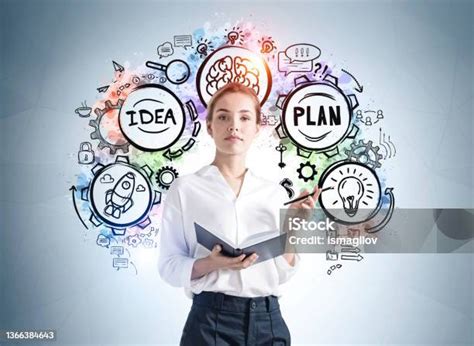 플래너를 들고 창조적 인 다채로운 아이디어 계획 및 시작 스케치와 회색 벽 근처에 서 정장 착용매력적인 젊은 여성의 전면 보기 교습에 대한 스톡 사진 및 기타 이미지