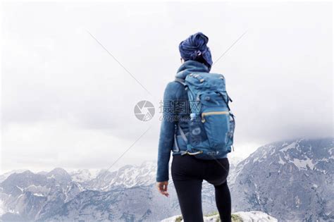 女登山者站在山顶上下面是美高清图片下载 正版图片503621179 摄图网