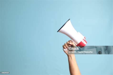 확성기를 들고 광고를 발표하는 남성 파란색 배경에 격리된 이미지 휴대용 마이크에 대한 스톡 사진 및 기타 이미지 휴대용 마이크 스피커 의사소통 Istock