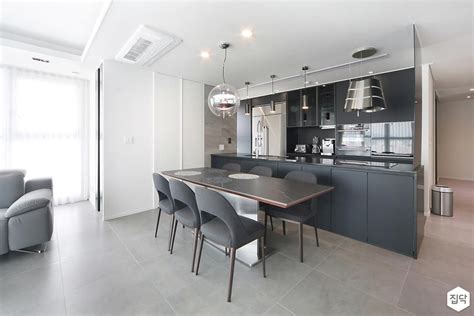 다이닝룸그레이모던식탁펜던트조명블랙다운라이트조명붙박이장포세린타일주방다크그레이아일랜드식탁 Interior Home Decor Room