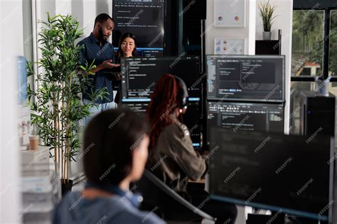 Premium Photo Software Programmers Discussing About Algorithms On Big