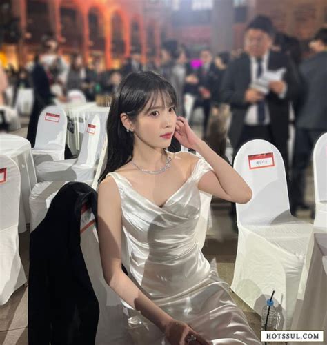 아이유 백상예술대상 드레스 자태 귀한 가슴골