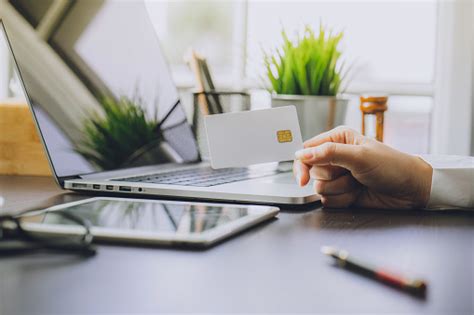 비즈니스 우먼 온라인 쇼핑을 신용 카드를 사용 하 여 컴퓨터 노트북 및 태블릿 구매에 대한 스톡 사진 및 기타 이미지 구매 금융 노트북 Istock