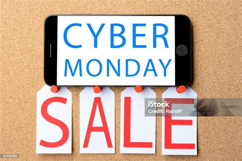 사이버 월요일 화면의 텍스트와 스마트폰입니다 코르크 보드 판매 태그 컴퓨터 모니터에 대한 스톡 사진 및 기타 이미지 컴퓨터 모니터 코르크 재료 Cyber Monday