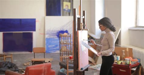 공예 그리는 도구 독창성 라이프스타일 미술 미술용품 방법 삽화가 상상력 스튜디오 시각 예술 실내 아트워크 아티스트 안경 업무 공간 여성 영감