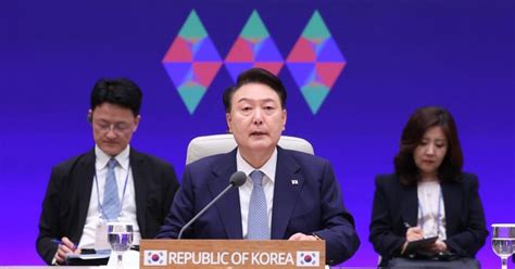 한일중 정상회의서 발언하는 윤석열 대통령