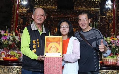 高雄搏金關帝擲茭比賽 國小五年級女同學抱走2兩重金像 中華日報 Line Today