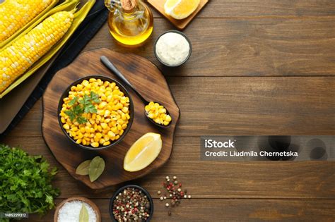 나무 테이블에 맛있는 삶은 옥수수를 곁들인 평평한 평지 텍스트를 위한 공간 0명에 대한 스톡 사진 및 기타 이미지 0명 건강한 생활방식 건강한 식생활 Istock