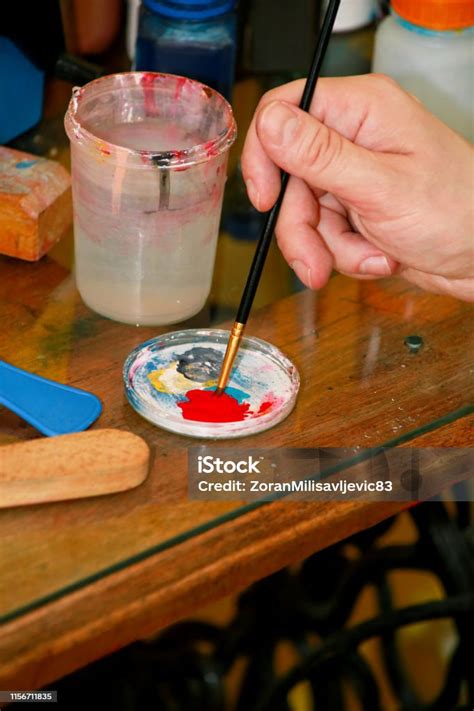남자 화가가 아트 페인트 스튜디오에서 그림을 그리기 전에 색을 혼합하고 있습니다 팔레트 예술 장비 클로즈업에 그림을 위해 페인트