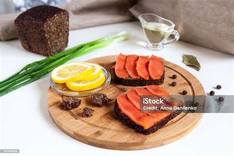 테이블에 빵과 신선한 레몬 조각에 분홍색 연어 물고기의 조각 건강한 식생활에 대한 스톡 사진 및 기타 이미지 건강한 식생활