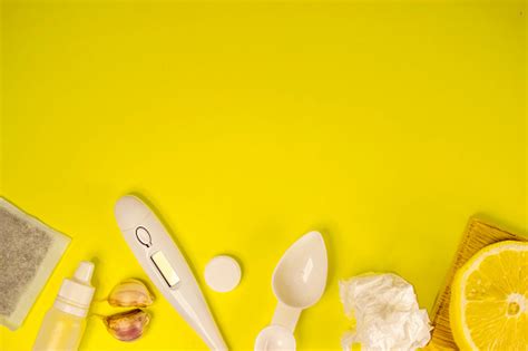 레몬 온도계 마늘 약용 차 프레임 의 바닥에서 노란색 배경에 냅킨과 흰색 의료 정제를 사용했다 약국 테마 치료 및 바이러스의 예방 개념 가을 봄 전염병 0명에 대한 스톡