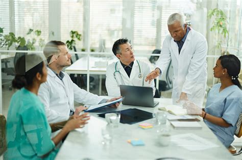 사무실에서 회의 중에 노트북으로 작업하는 의료 전문가 건강관리와 의술에 대한 스톡 사진 및 기타 이미지 건강관리와 의술 구급대원 남성 Istock