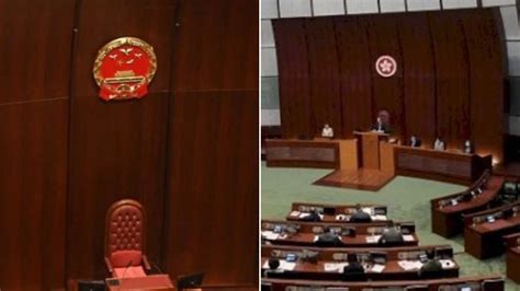 香港立法会会议厅改挂国徽 特首将为新一届立法会议员监誓凤凰网