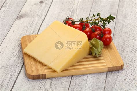 木质背景上的硬帕尔马干酪片高清图片下载 正版图片504627757 摄图网