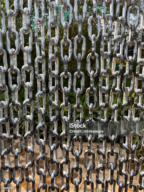야외 체인 링크 커튼 매달려 동양 레인 체인 정원 기능 금속 링크 전경에 초점 0명에 대한 스톡 사진 및 기타 이미지 0명 강철 개체 그룹 Istock