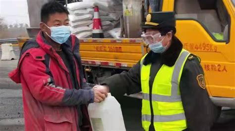 廊坊分公司蒋福山收费站：大雾封路司机急 热心服务暖人心 情暖司乘