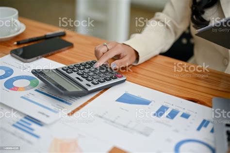 계산기를 사용하는 전문 사업가 또는 여성 회계사의 클로즈업 이미지 30 34세에 대한 스톡 사진 및 기타 이미지 30 34세