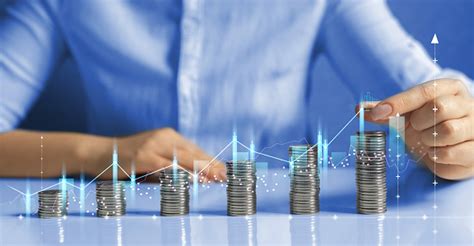 성장하는 비즈니스 그래프와 함께 돈 동전 스택을 넣는 손 비용 절감 개념 재무 성장 데이터 또는 투자 시장 이익 막대 및 성공 외환 보고서 유럽 연합 통화에 대한 스톡 사진