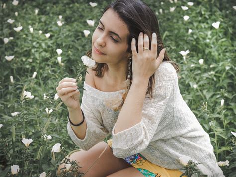 무료 이미지 People In Nature 아름다움 잔디 사진 촬영 말뿐인 식물학 사진술 손가락 미소 행복 흑발 긴 머리 좌석 몸짓 여가 모델