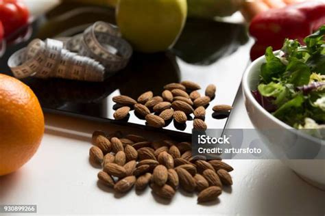 건강 한 과일 야채 및 견과 저울 및 측정 테이프 체중 감량 및 올바른 영양 개념 개념에 대한 스톡 사진 및 기타 이미지 개념 건강관리와 의술 건강한 생활방식