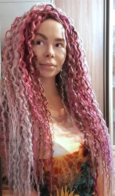 Ультра лёгкие и мягкие софт д е дреды завитые в 2024 г Дреды Косы Прически