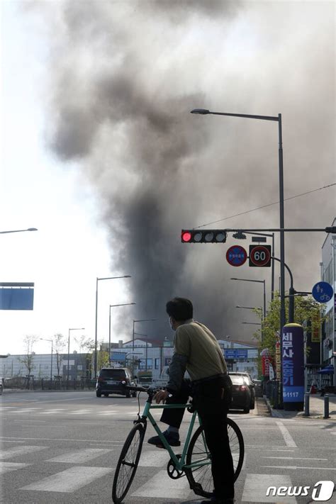 검은 연기 하늘 뒤덮은 김포 플라스틱 사출공장 화재 현장