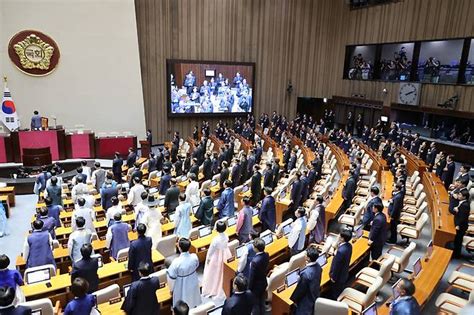 “국회의 쇼 드레스 코드 경쟁” ‘한복 대 상복 으로 나뉜 개원식