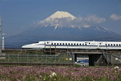 新幹線N700S系 鉄道と富士山