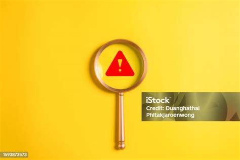 인터넷 네트워크 보안을 위한 느낌표 및 주의 표시 알림 오류 및 유지 관리를 위한 삼각형 주의 경고 표시 컴퓨터 데이터를