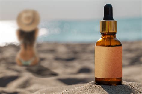 해변에 유용한 화장품 오일이있는 호박색 병 배경에있는 여성의 실루엣 화장품에 대한 모형 감각 지각에 대한 스톡 사진 및 기타 이미지 Istock