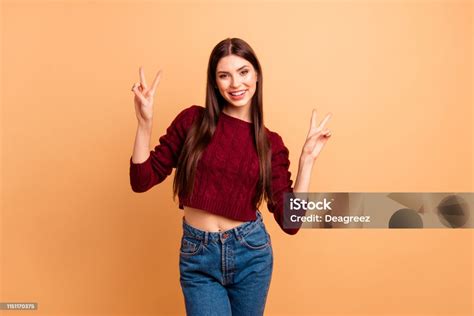 클로즈업 사진 아름 다운 놀라운 그녀는 그녀의 여자 이상적인 통 통하게 살 찐 입술 진실한 쉬운 손 V 기호 기호 말 안녕 좋은 소식 캐주얼 레드 버 건 디 니트 풀 오버